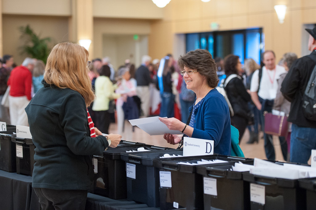 Family members sample student life during Stanford Parents' Weekend ...