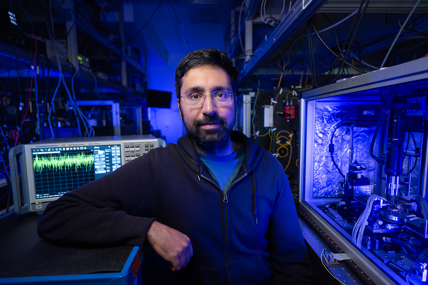New chip-sized optical amplifier can intensify light 100 times ...