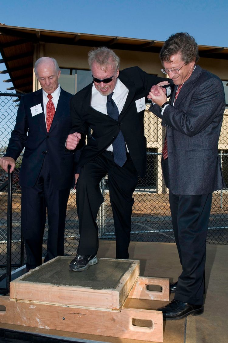 Phil Knight honored with Uncommon Citizen award | Stanford Report