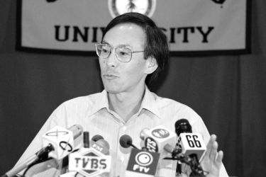 Steven Chu wins Nobel Prize for research on interplay of light and ...
